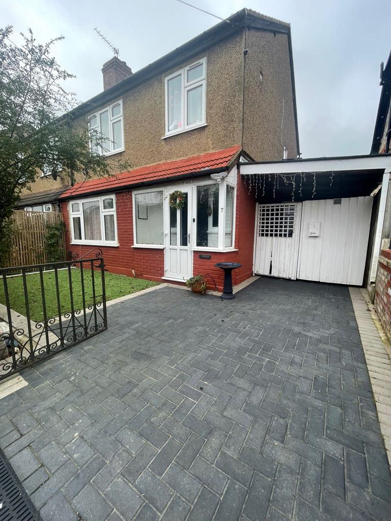 Ashford, TW15 3 bed semi-detached house - £2,400 pcm (£554 pw)