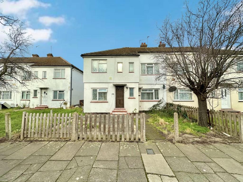 The Crescent, Harlington, Middlesex... 2 bed maisonette - £299,995