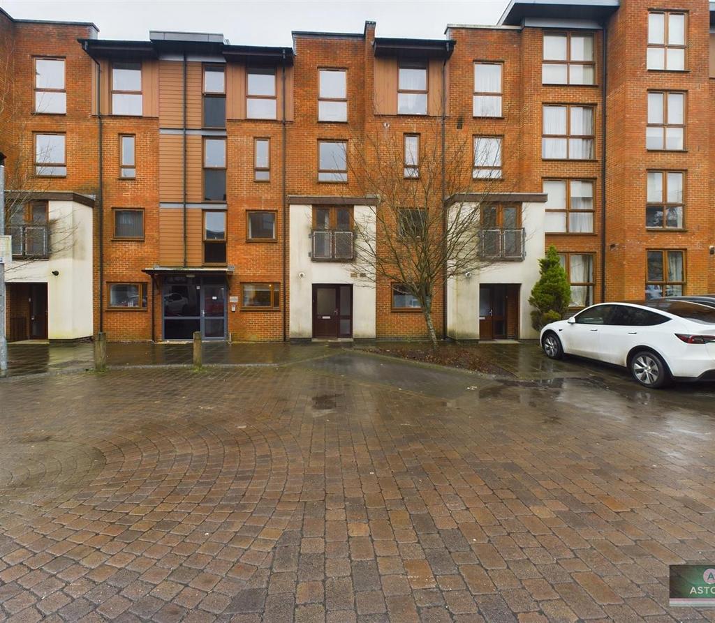 Commonwealth Drive, Crawley RH10 3 bed house - £1,750 pcm (£404 pw)