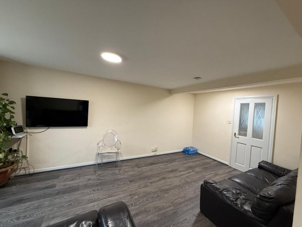 Stroud Gate, Harrow HA2 3 bed terraced house - £2,100 pcm (£485 pw)
