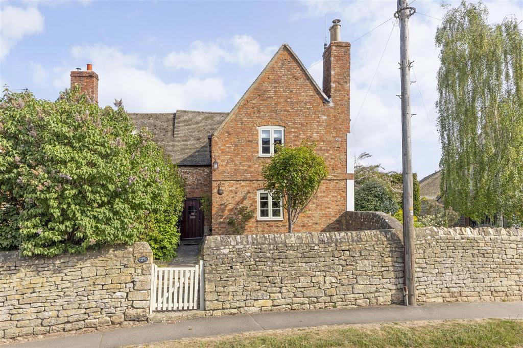 Station Road, Bishops Cleeve, Cheltenham 3 bed semi-detached house - £ ...