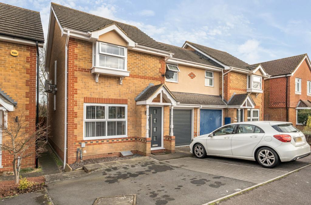 Crockford Place, Binfield, Bracknell 3 bed semi-detached house - £500,000