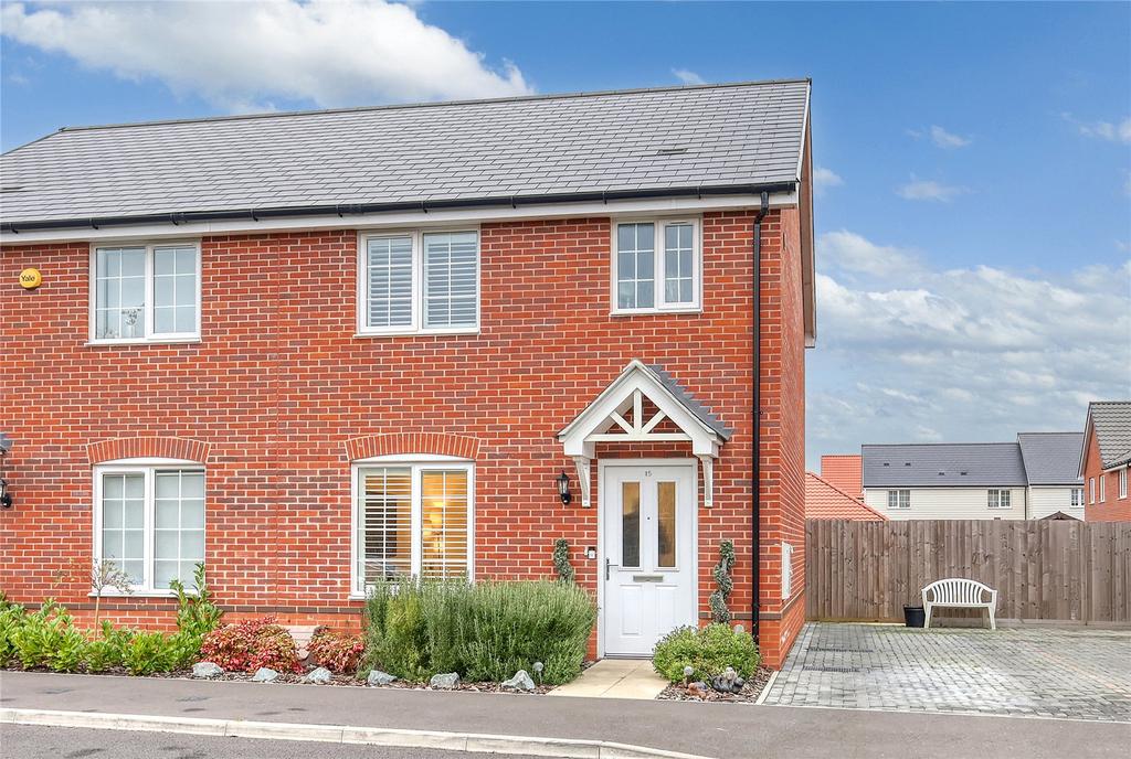 Waters Grove, Great Wakering, Essex, SS3 2 bed semi-detached house - £ ...