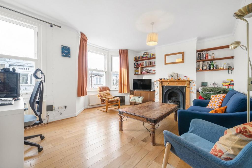 Medora Road, SW2 2 bed flat - £490,000