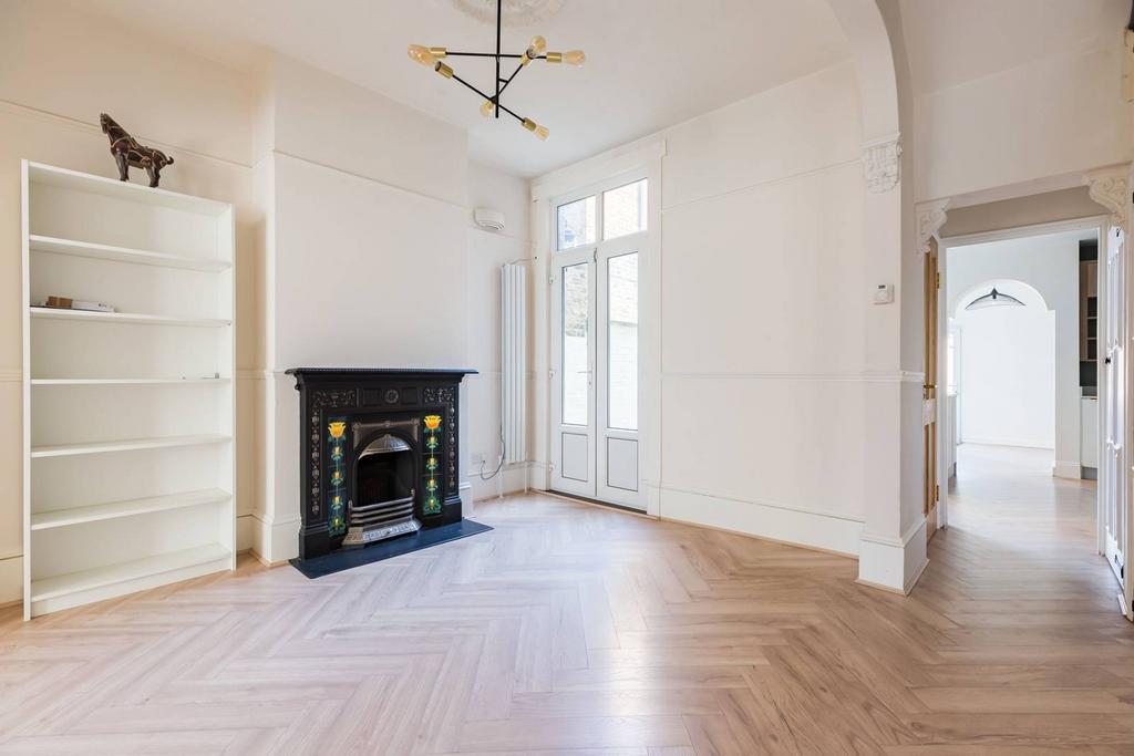 CHESTNUT RISE, Plumstead, London, SE18 4 bed terraced house - £2,400 ...