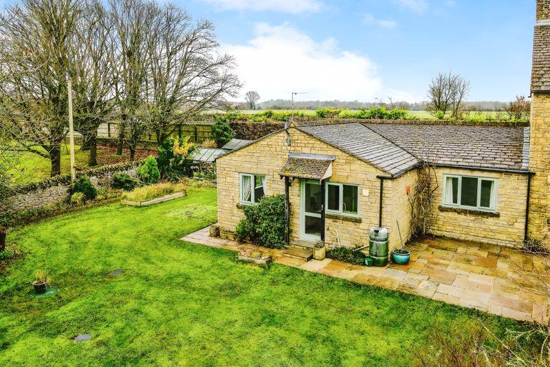 Ermin Way, Latton, Wiltshire 2 bed semi-detached bungalow - £1,100 pcm ...