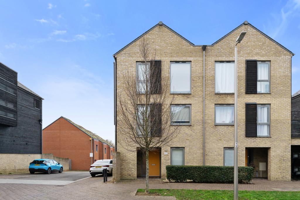 High Chase, Harlow CM17 4 bed semi-detached house - £500,000