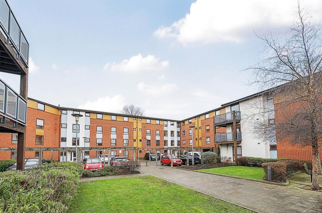 Harry Close, Croydon 2 bed apartment for sale - £250,000