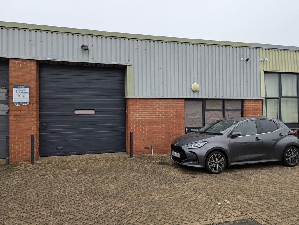 Unit 4, Finway Court, Watford, WD18 7EN Warehouse - £3,167 pcm (£731 pw)