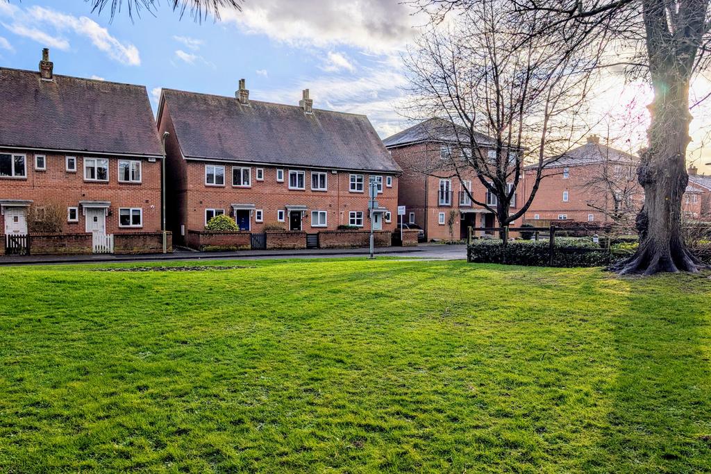 KNOWLE AVENUE, KNOWLE VILLAGE 3 bed end of terrace house - £294,950
