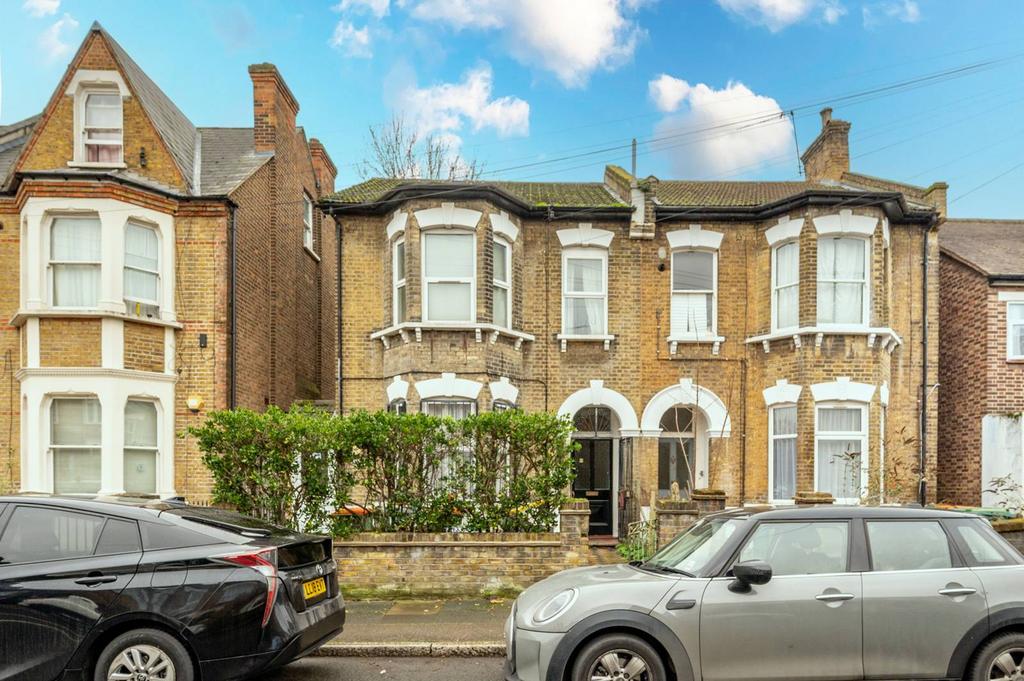 Clova Road, Forest Gate, London, E7 2 bed flat for sale - £375,000