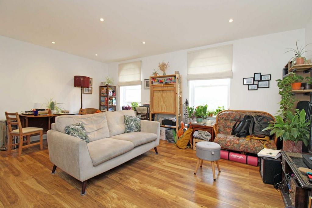 High Street, London W3 1 bed flat - £1,599 pcm (£369 pw)