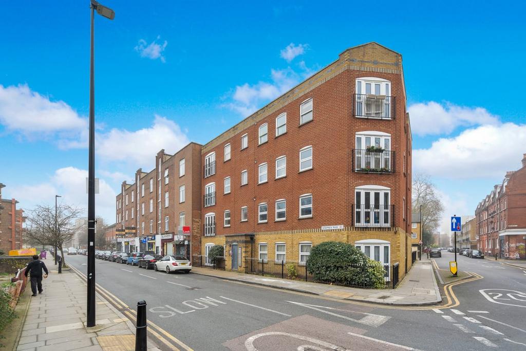Drake House, Stepney Way... 1 bed ground floor flat - £1,595 pcm (£368 pw)