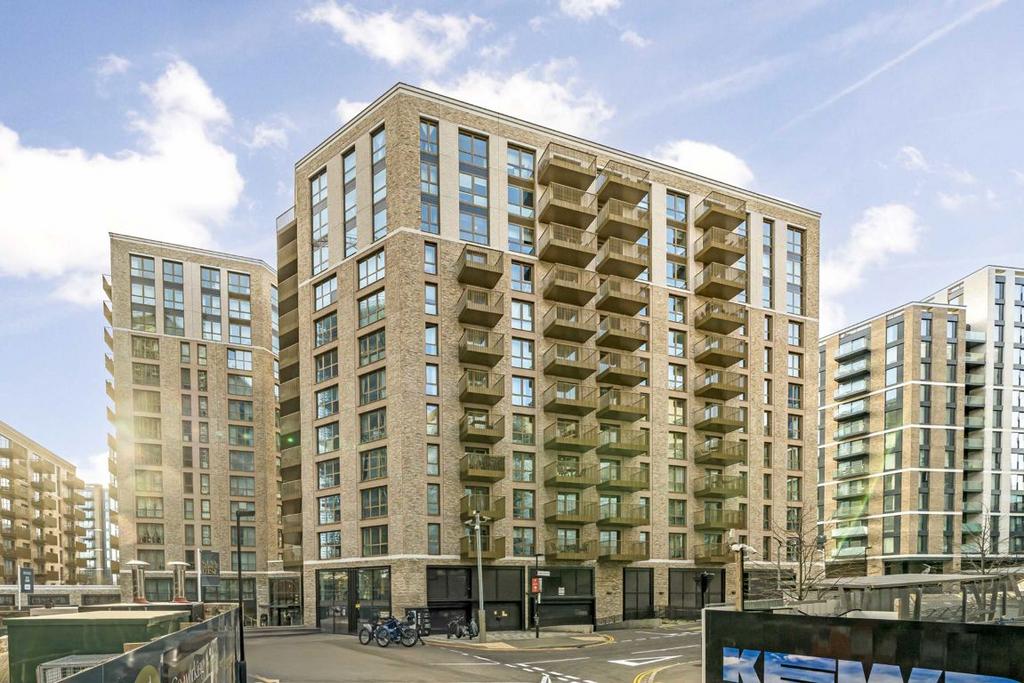 Capital Interchange Way, Brentford TW8 2 bed flat - £2,648 pcm (£611 pw)