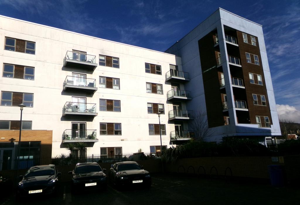 408 Mariners Court, Lambert Road... 2 bed flat for sale - £189,000