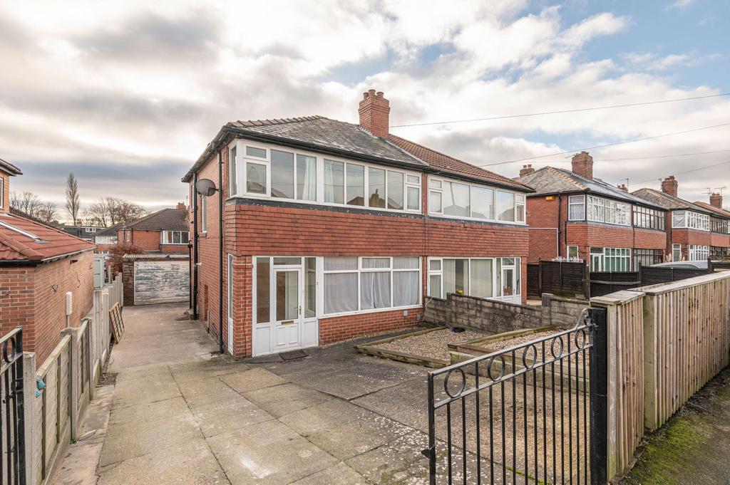Henconner Road, Leeds LS7 3 bed semi-detached house - £1,300 pcm (£300 pw)