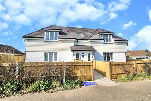Hunters House, Hunters Forstal Road... 2 bed apartment - £235,000