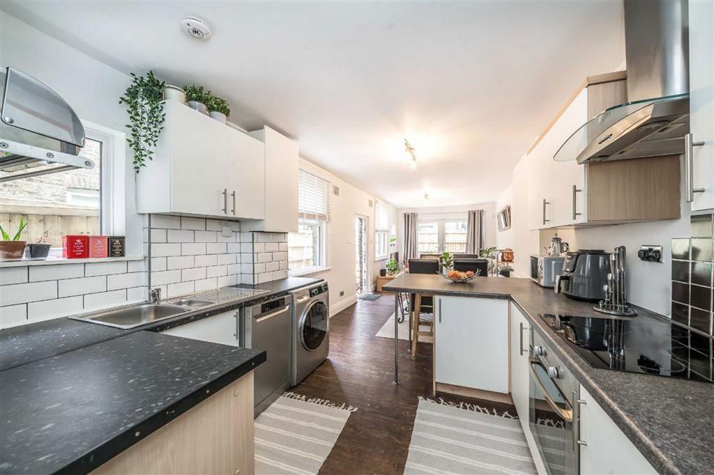 Morrish Road, London SW2 2 bed flat for sale - £525,000