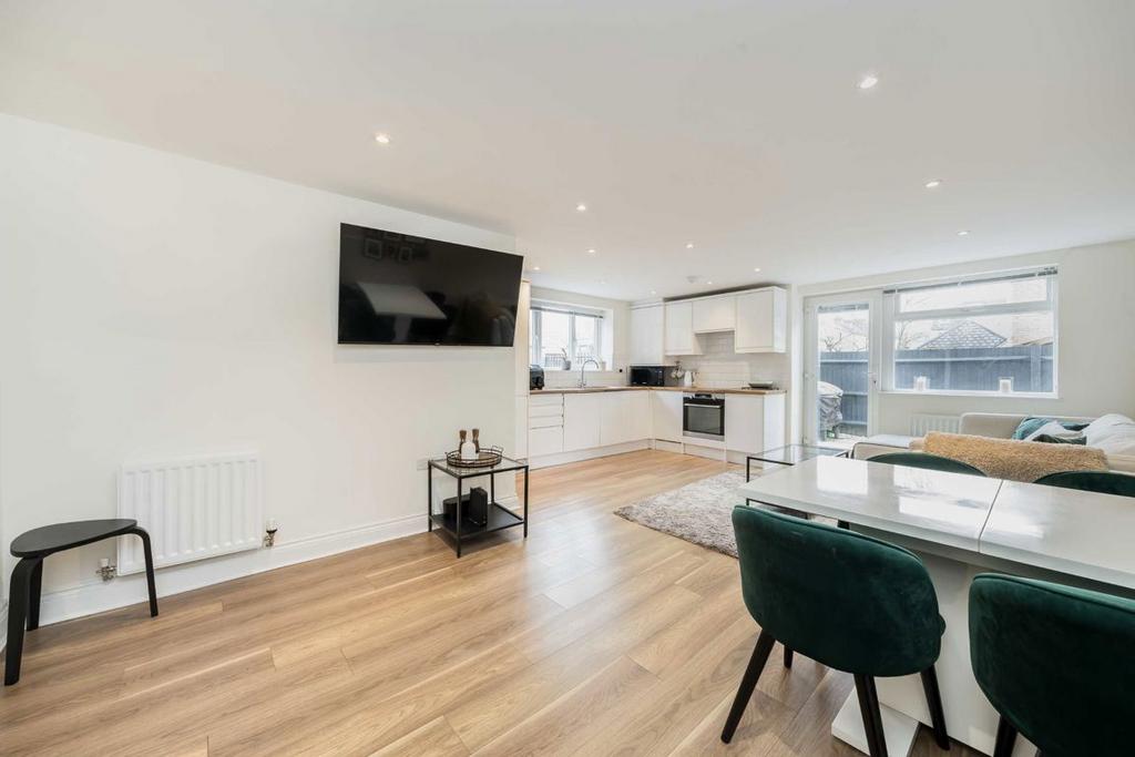 Merton Road, London SW19 2 bed flat for sale - £550,000