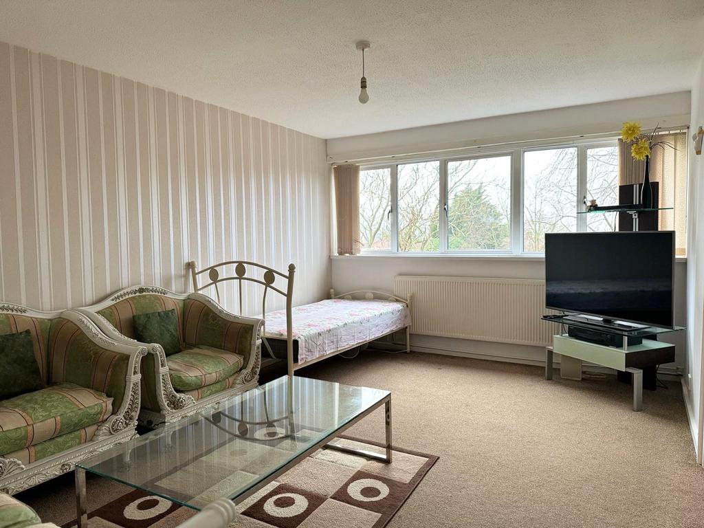 Copley Close, London W7 3 bed flat for sale - £399,000