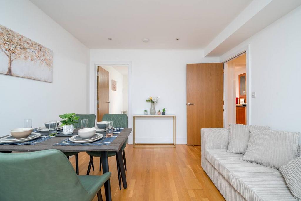 Woodlands Heights, London, SE3 3 bed apartment - £600,000