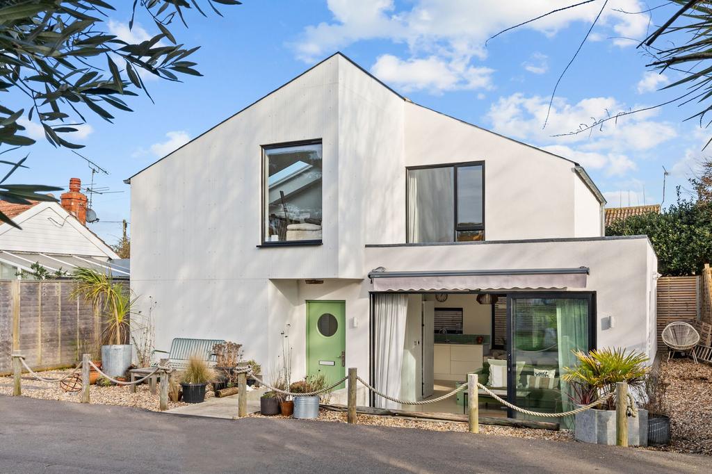 The Poplars, Ferring, BN12 2 bed detached house - £595,000