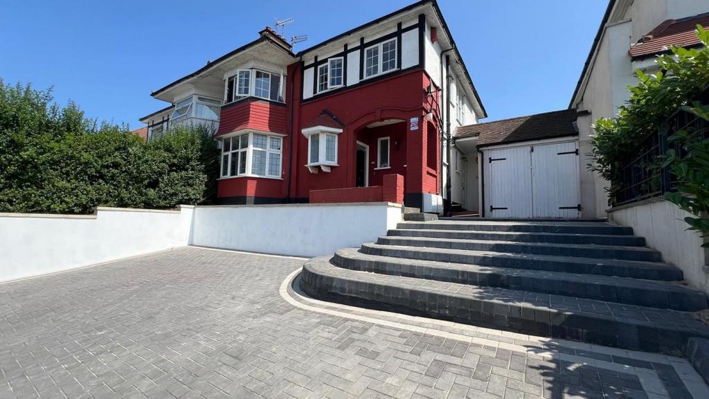 Hendon Way, Hendon 2 bed flat - £2,500 pcm (£577 pw)