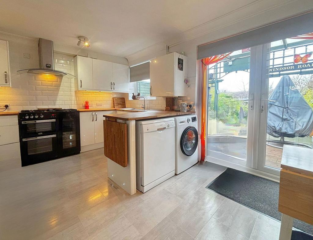 The Drive, Romford RM5 3 bed terraced house for sale - £450,000