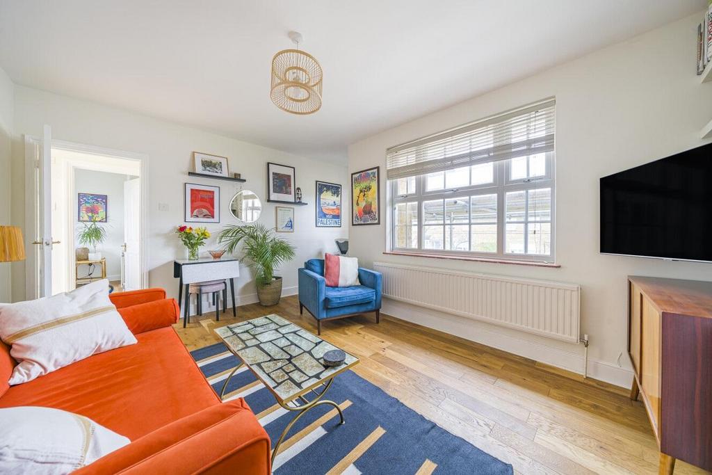 Athenlay Road, Upper Nunhead 2 bed flat for sale - £449,950