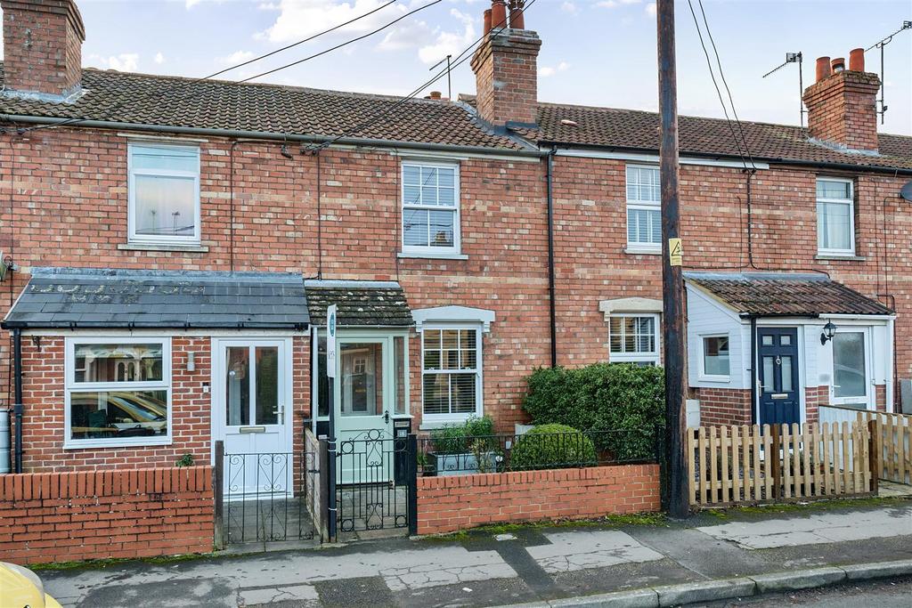 Longcroft Road, Devizes 2 bed terraced house - £265,000