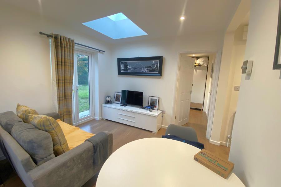 Roundhill Drive, Woking GU22 1 bed maisonette - £1,250 pcm (£288 pw)