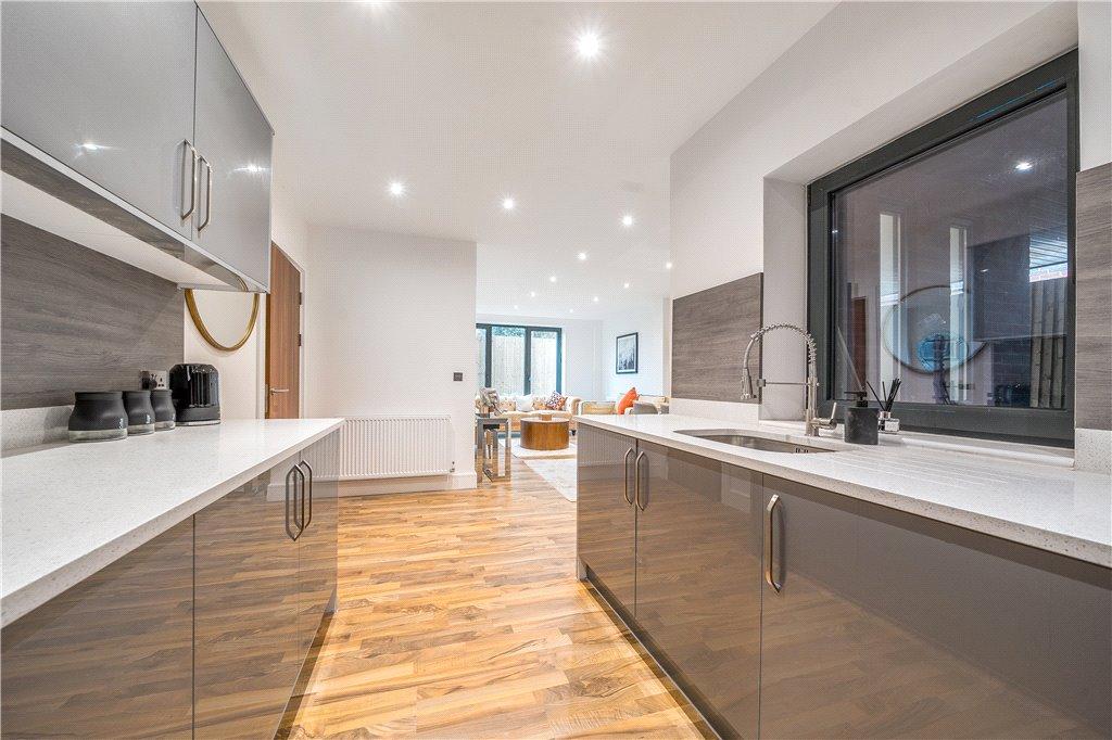 Field End Road, Pinner, Middlesex 2 bed apartment for sale - £505,000