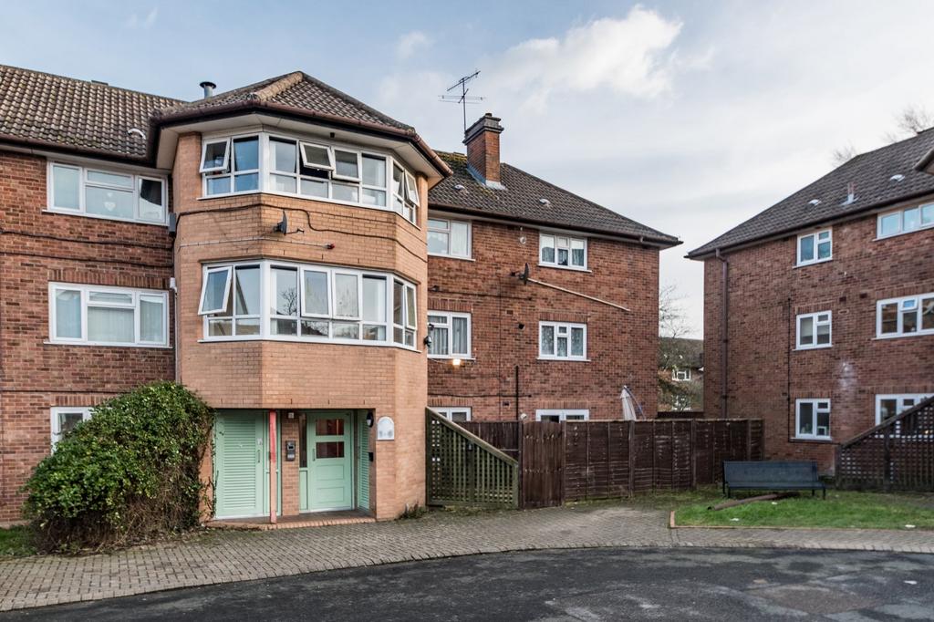Lock Close, Batchley, Redditch... 2 bed apartment - £850 pcm (£196 pw)