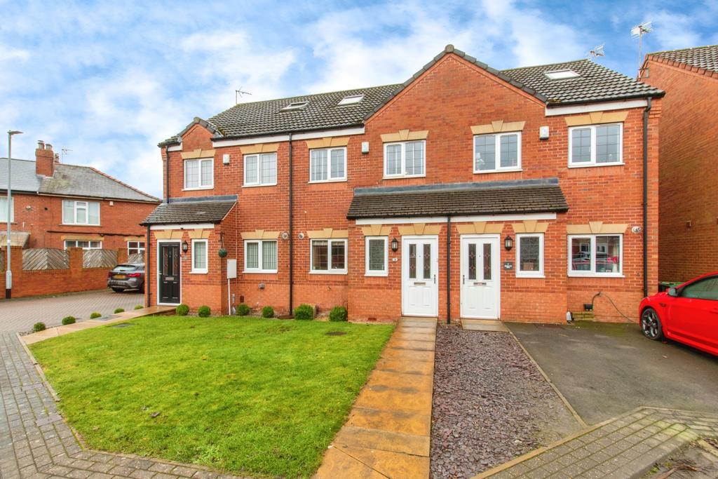 Springwood Court, Leeds LS27 3 bed terraced house - £300,000