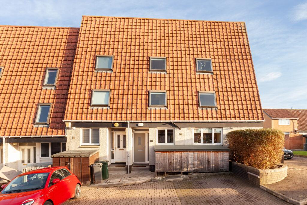 11 Craigmount Brae,Corstorphine,EH12 8XD 4 bed townhouse - £325,000