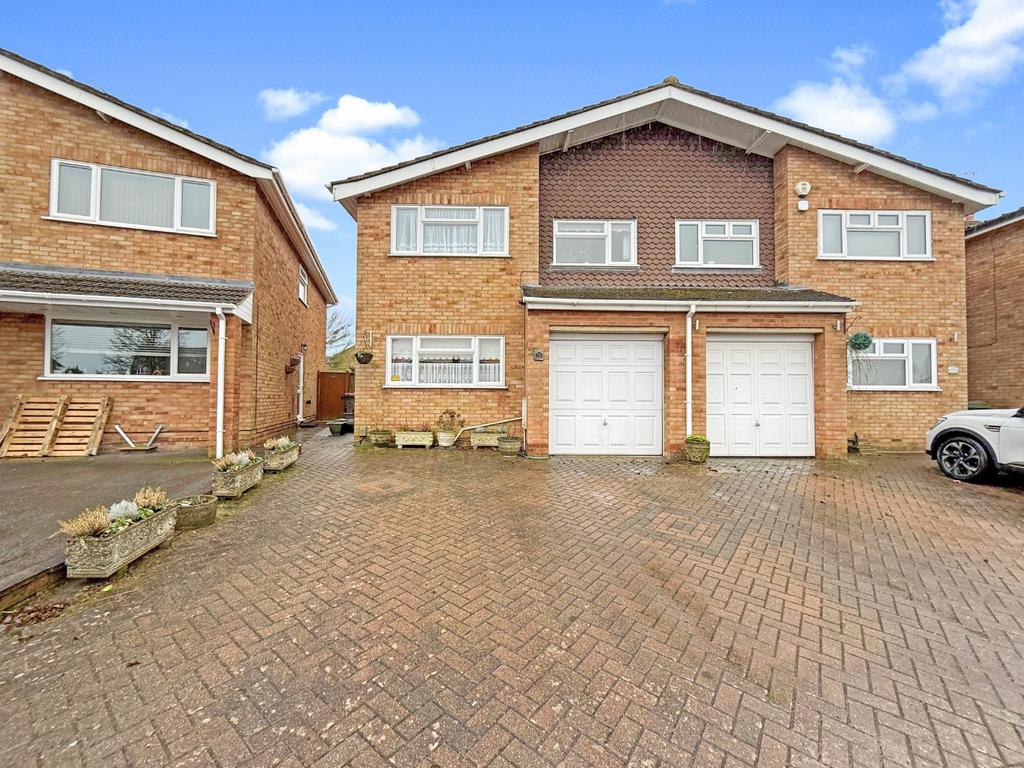 Langdale Close, Dunstable LU6 3 bed semi-detached house - £430,000