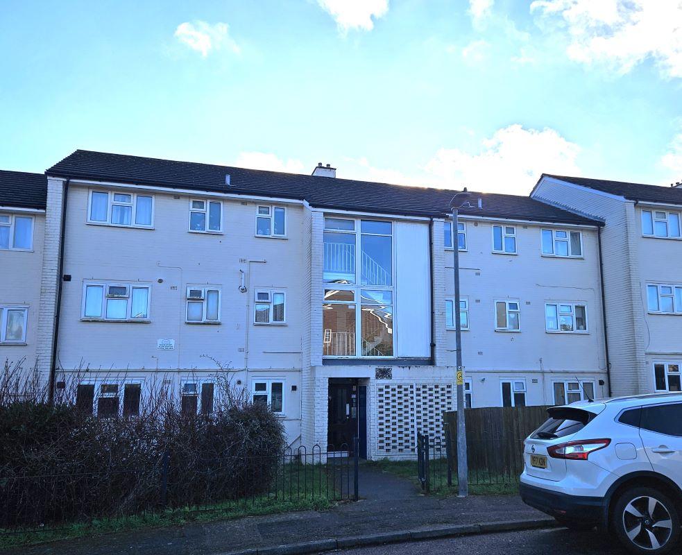 29 Wayside, Potters Bar, EN6 5NE 2 bed flat - £140,000