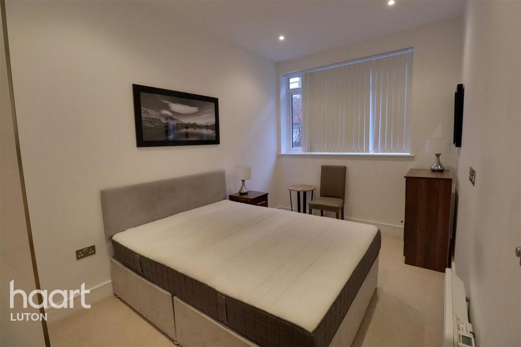 Flowers Way, LUTON 1 bed apartment - £975 pcm (£225 pw)