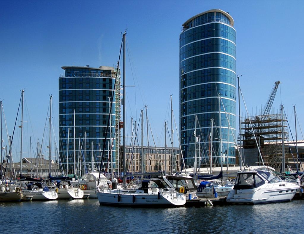 Marina Point West, Chatham Quays... 2 bed apartment - £1,495 pcm (£345 pw)