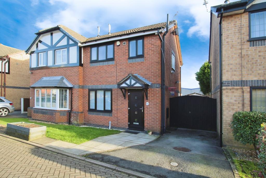 Chantry Close, Greater Manchester SK5 3 bed semi-detached house - £265,000