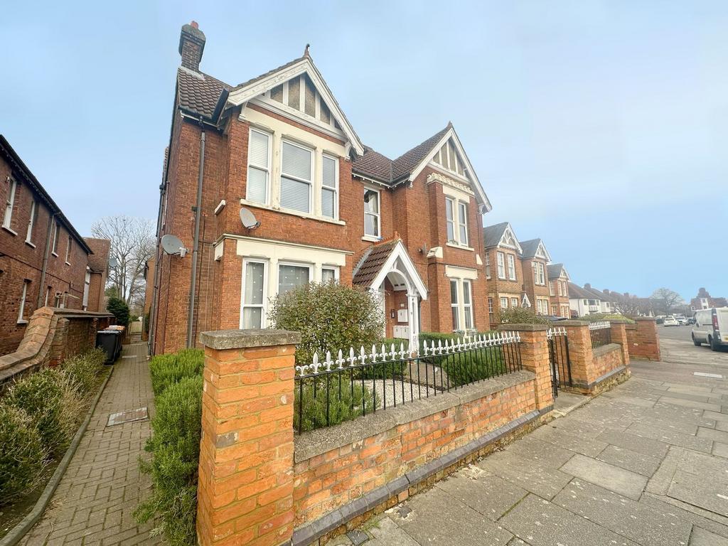 Kimbolton Avenue, Bedford MK40 2 bed flat for sale - £160,000
