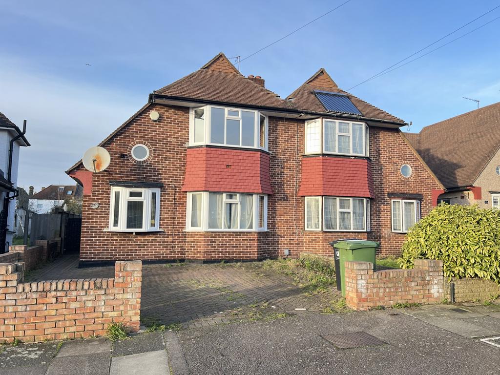 Woodham Road, London SE6 4 bed semi-detached house - £2,600 pcm (£600 pw)
