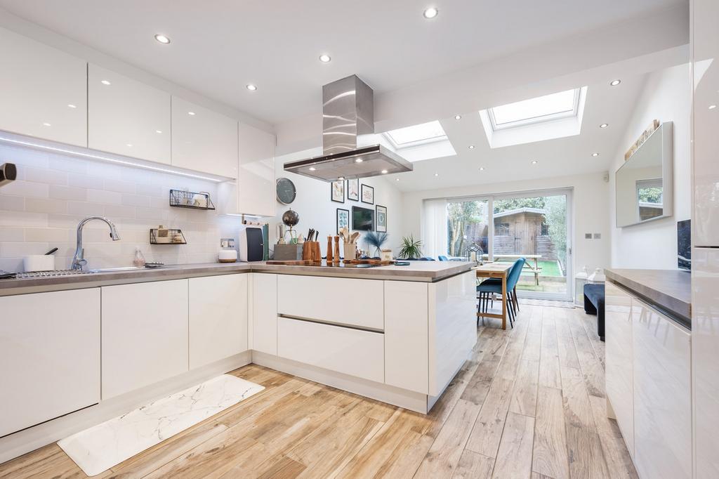 High Beech Road, Loughton, IG10 4 bed townhouse for sale - £700,000
