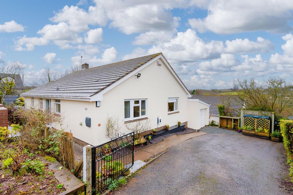 Shobrooke Village, Crediton, EX17 4 bed detached bungalow for sale - £ ...