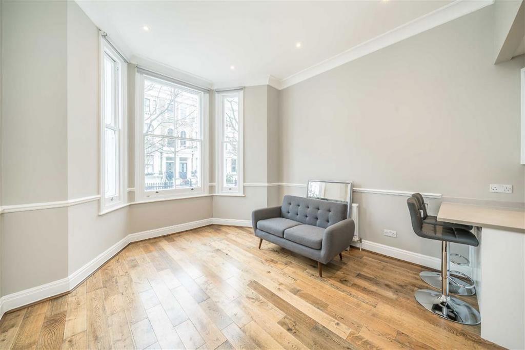 Redcliffe Street, London SW10 2 bed flat - £2,817 pcm (£650 pw)