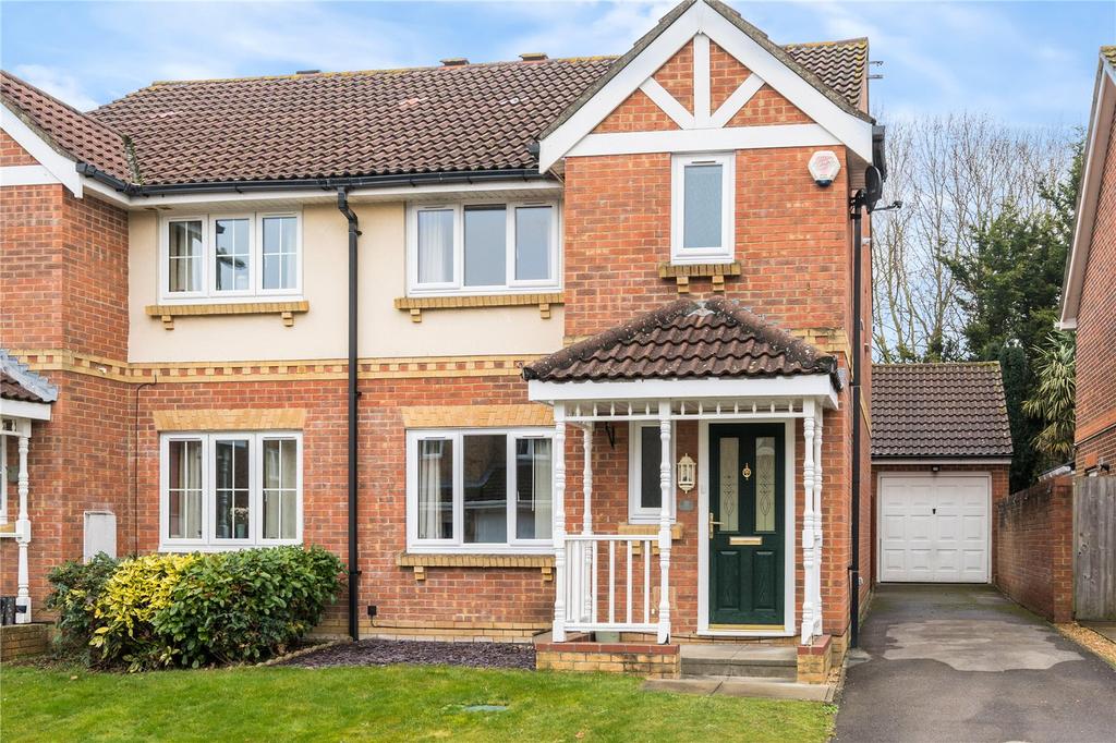 Stag Way, Fareham, Hampshire 3 bed semi-detached house for sale - £375,000