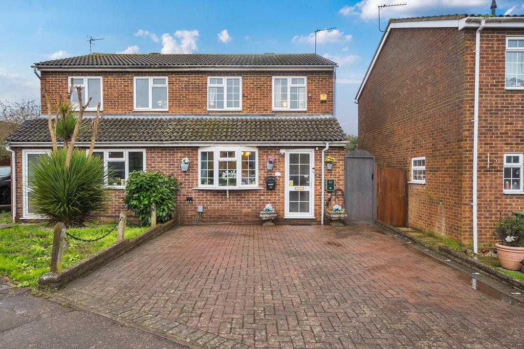 Grebe Close, Flitwick, MK45 3 bed semi-detached house - £375,000