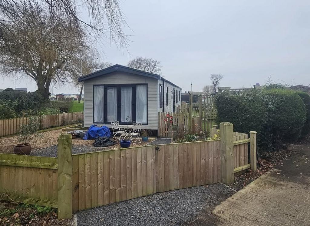 Flag Hill, Great Bentley, Colchester... 2 bed lodge - £87,500