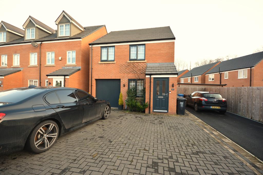 Hadfield Grove, Leigh, WN7 2ET 3 bed detached house - £285,000