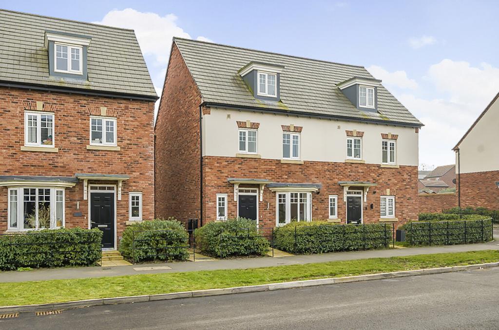 Station Avenue, Houlton, Rugby, CV23 4 bed semi-detached house - £120,750